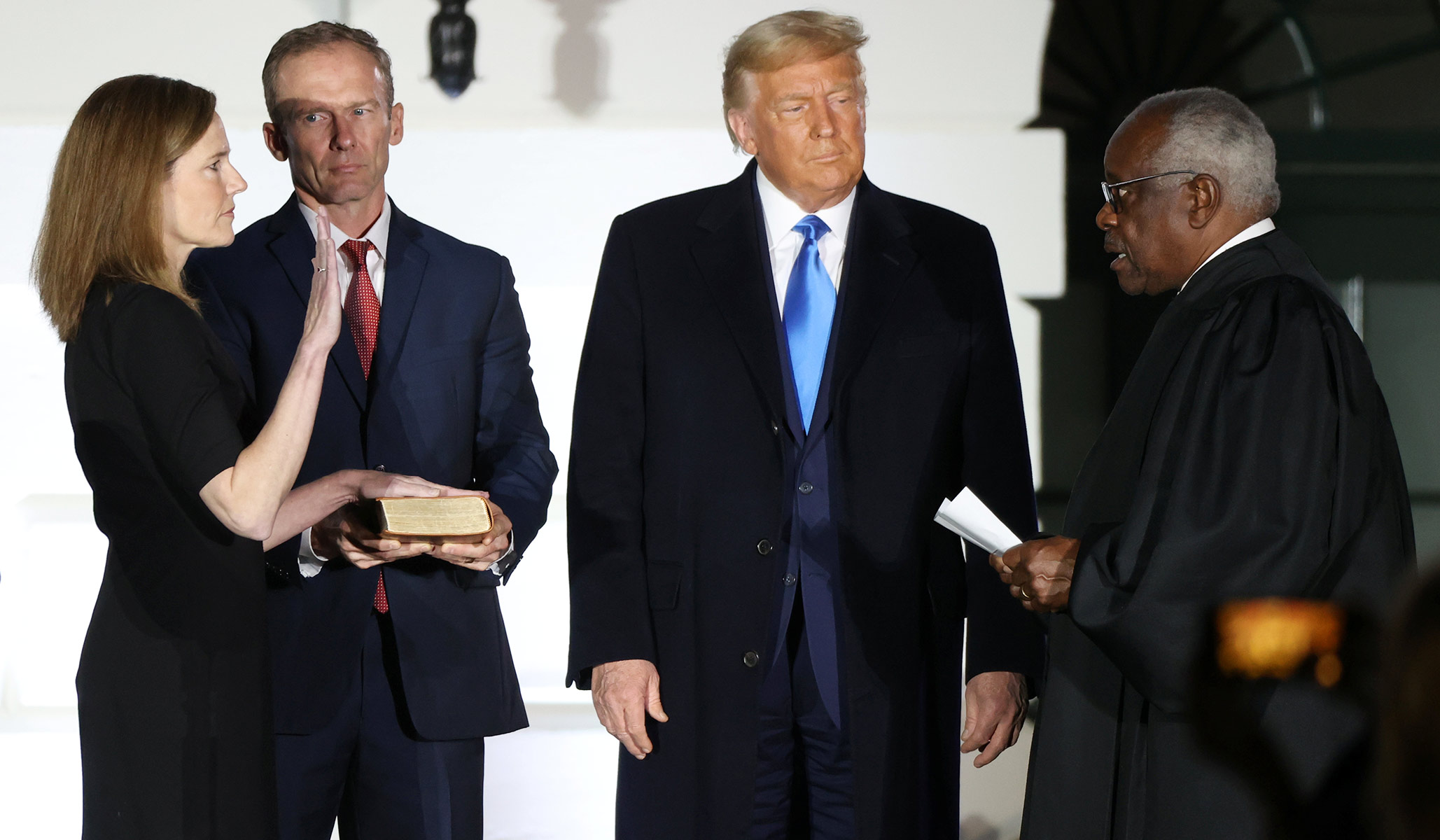 Clarence Thomas Swears In Amy Coney Barrett to the Supreme Court ...